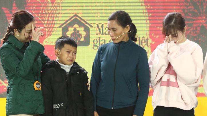 Bé trai mồ côi cha khi chưa ra đời, ước mong mỗi năm mẹ về thăm một lần ...